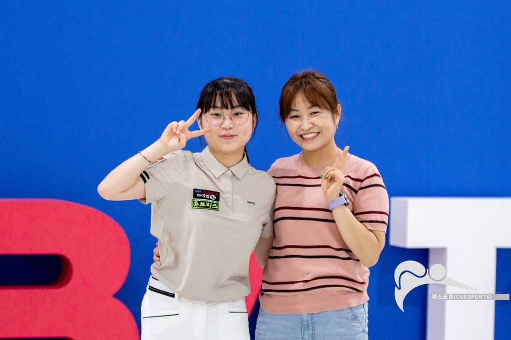 ‘4인 당구가족 맏딸’ 김보경 첫 64강行 “아직도 떨려”… ‘엄마’ 정경옥 “대견한 우리딸” [LPBA 2차전] - 큐스포츠뉴스